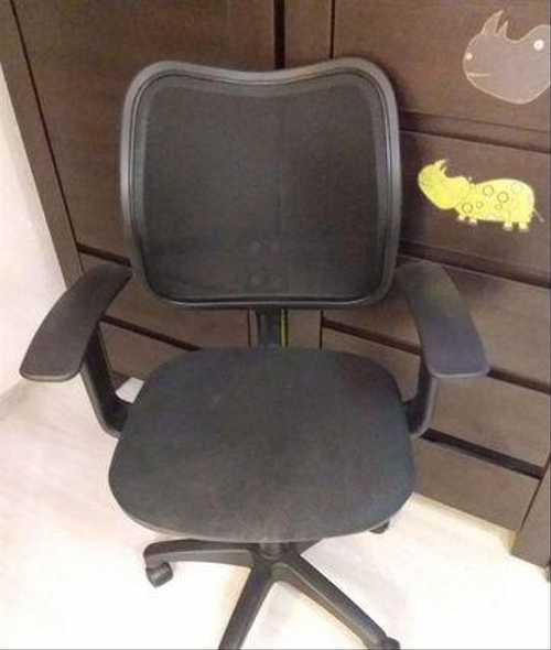 Компьютерное офисное кресло стул с подлокотниками