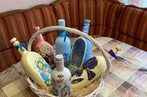 Набор декоративных бутылок в корзине из лозы
