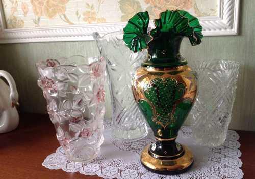 Букет роз в вазе из чешского стекла. Ваза богемское стекло с позолотой. Чешская ваза, богемское зеленое стекло. Зеленые вазы Чехия. Ваза чешская зеленая хрусталь.