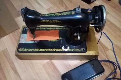 Швейная машинка с приставным столиком
