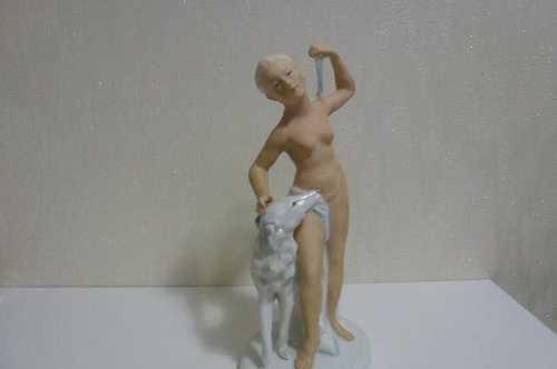 Фарфоровая Статуэтка обнаженная Девушка с собакой