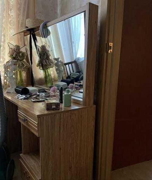 Спальня: кровать, тумбочки, трельяж