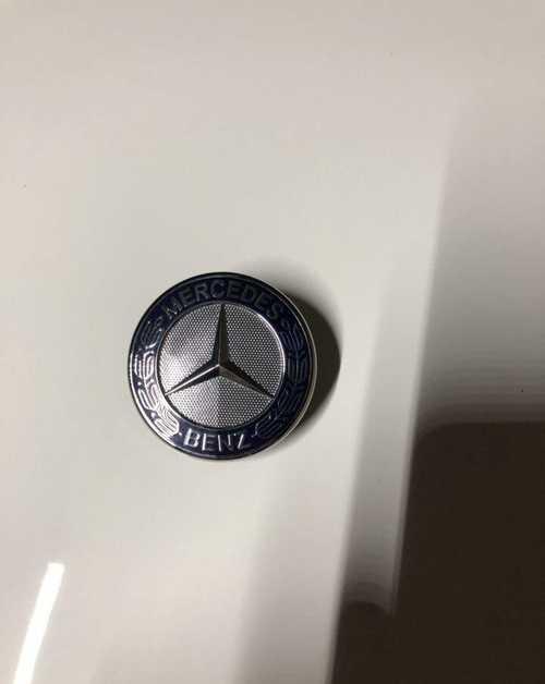Капот мерседес бенц. Эмблема на капот Мерседес w212. Датчик с логотипом Мерседес. Накладка на капот Мерседес. Зеркальная эмблема Mercedes.