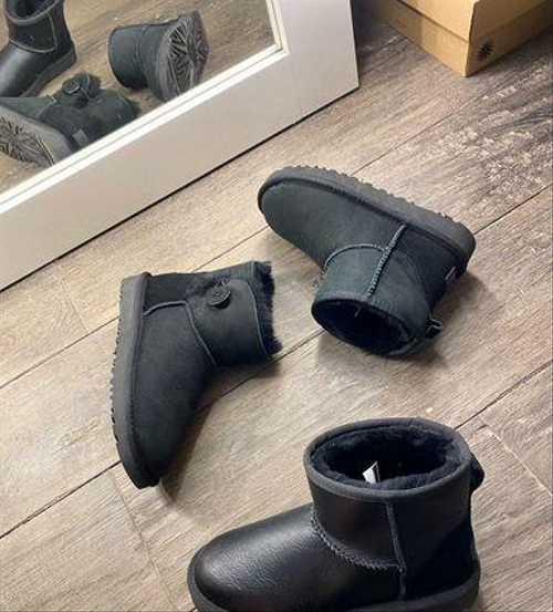 Чёрные мини Угги UGG в шоу-руме