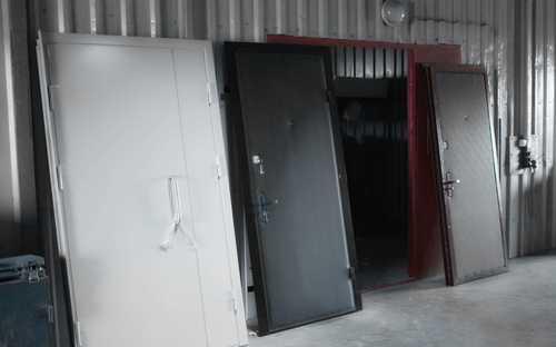 Тамбурная дверь 2-х створка лист металла 2 мм