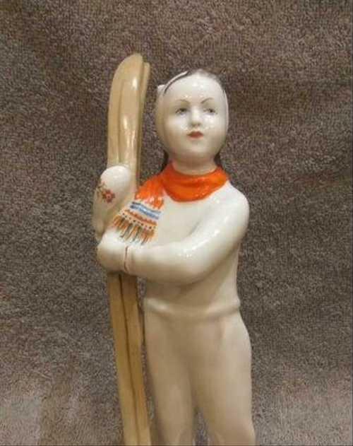 Статуэтка СССР лыжница лфз фарфор