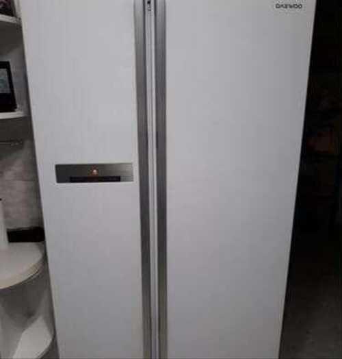 Огромный холодильник в идеальном состоянии
