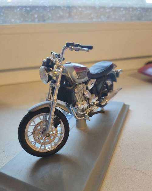 Модель 1/18 - Triumph Thunderbird 900