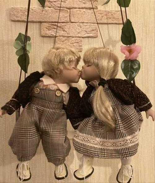 Набор кукол фарфоровых «Влюбленные малыши на качел