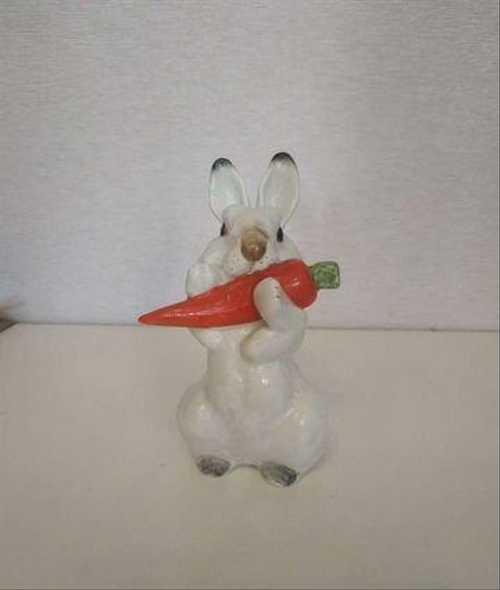 Фарфоровая статуэтка заяц с морковкой лфз
