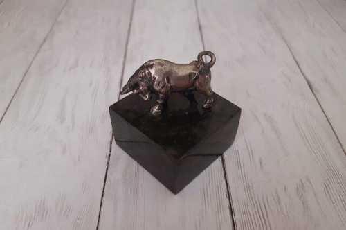 Серебряная статуэтка быка на подставке из змеевика