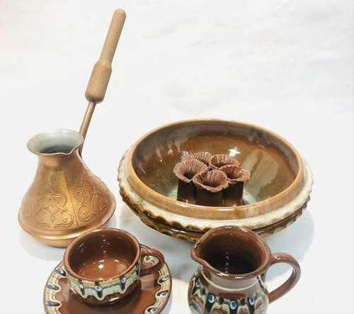 Медная турка и керамические ваза, чашка, сливочник