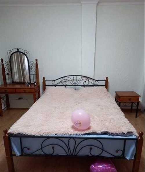 Мебель в комнату (кровать, тумбочка, трюмо)