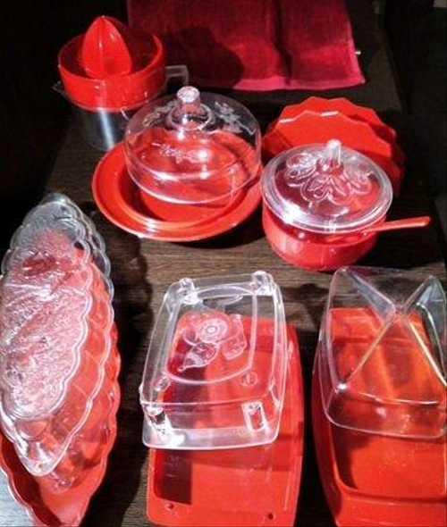 Посуда из красной пластмассы