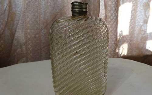 Старинная стеклянная фляжка