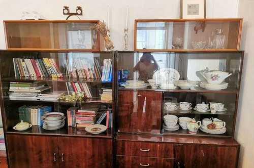 Шкаф сервант СССР, тумбочки, книжный шкаф, стол