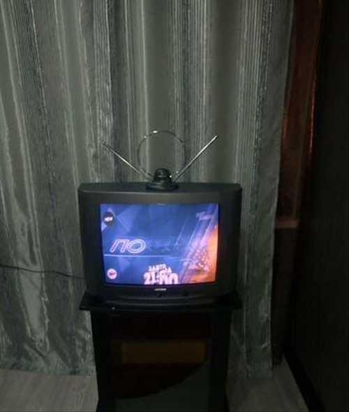 Телевизор Горизонт цветной 54 см, тумба и антенна