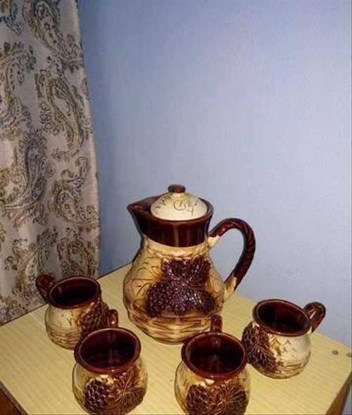 Глиняный кувшин с чашечками