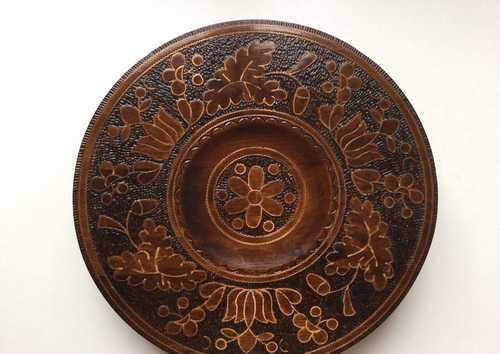 Настенная деревянная тарелка резная 31 см. В идеал