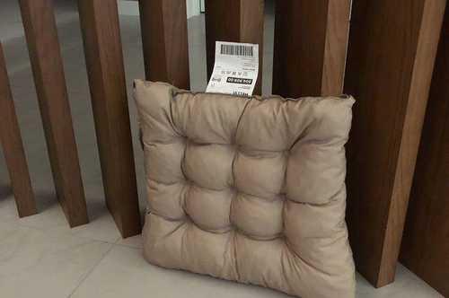 Бежевые подушки на стулья
