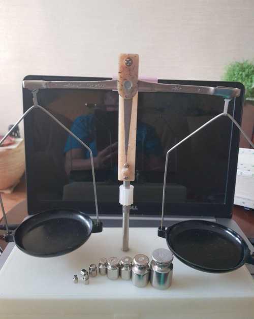 Весы лабораторные с гирями