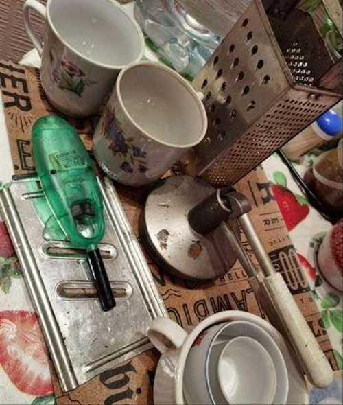 Посуда: кружки, терка, миска, машинка для заготово