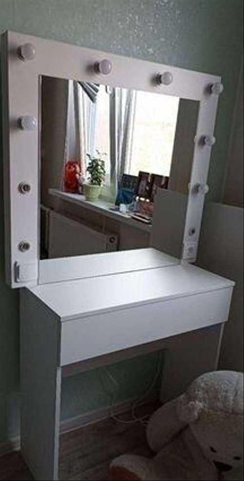 Туалетный столик с ящиками и зеркалом с подсветкой