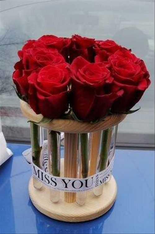 Подставка для цветов в колбах с розами