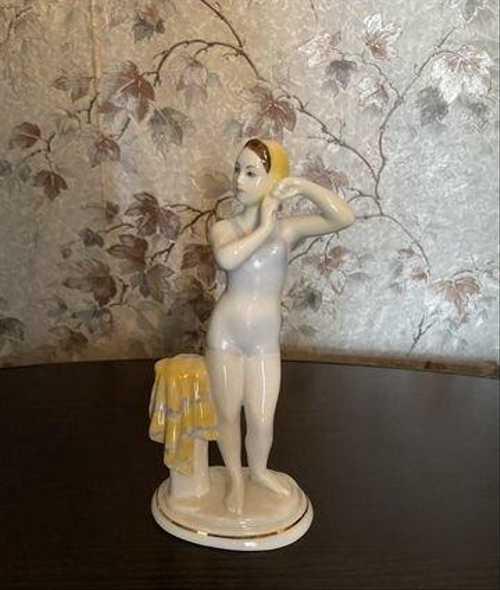 Фарфоровая статуэтка «Юная купальщица»