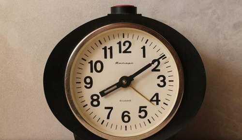 Часы настольные будильник механика "Янтарь"