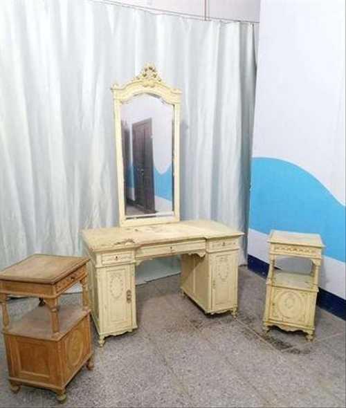 Старинный комплект мебели