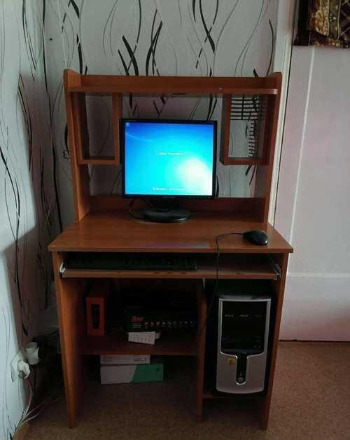 Компьютерный стол вместе с компьютером