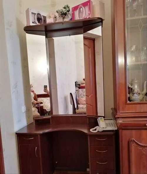 Шкаф-трильяж с зеркалом