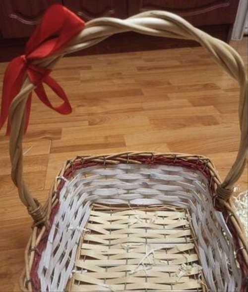 Плетеная подарочная корзинка