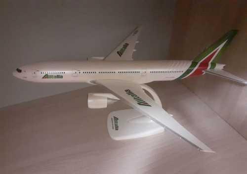 Модель самолета боинг 777 Alitalia 1/200