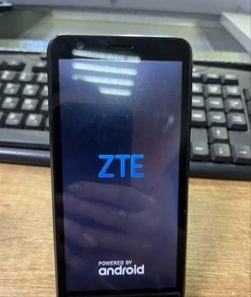 Телефон ZTE Blade L8