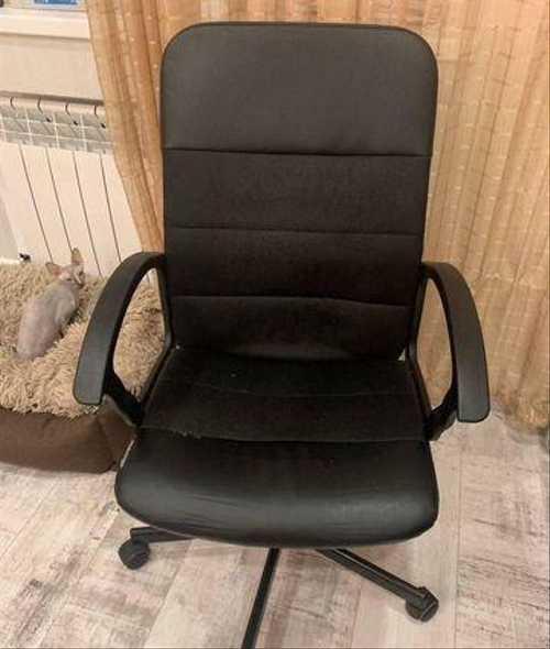 Офисное кресло IKEA черное на колесиках