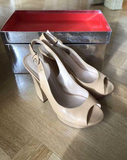 Открыты туфли Casadei