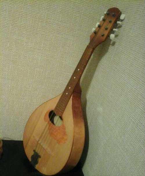 Продам 8 струнную Мандалину