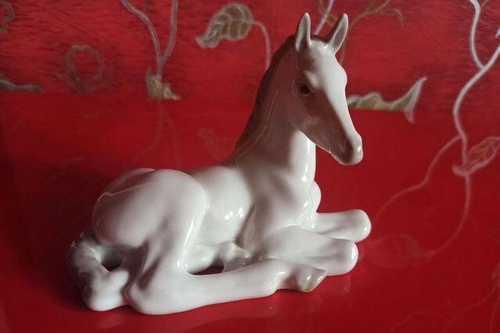 Конь лошадь фарфор лфз статуэтка