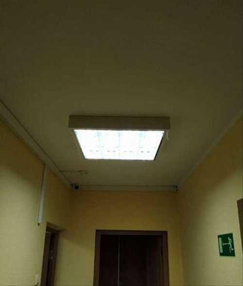 Потолочный светильник с люминесцентными лампами