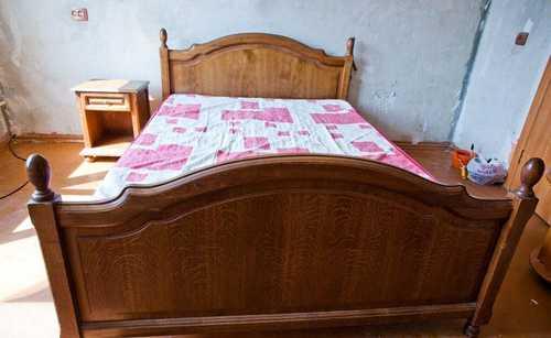 Дубовая кровать с матрасом и тумбочкой