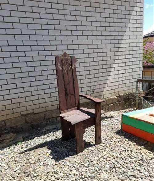 Деревянный стул с левым подлокотником
