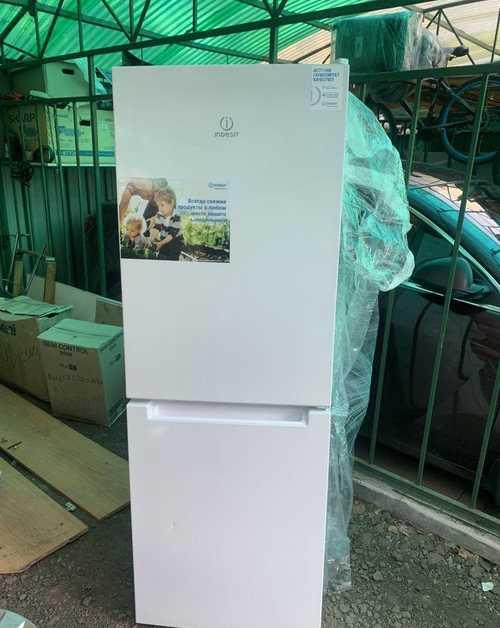 Почти новый холодильник Indesit DS316W