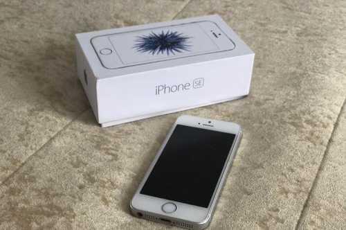 Se silver. Iphone se 64gb White. Айфон се 202о белый. Iphone se Silver живое фото. Фото айфона se1 серебристый фото на столе.