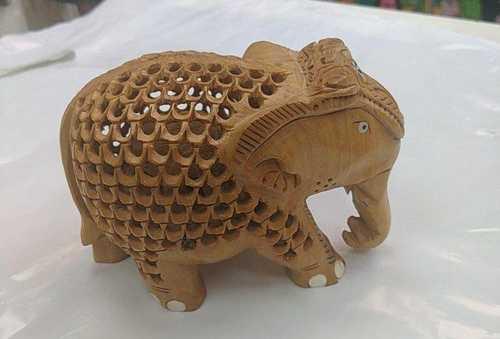 Индийский слон из сандалового дерева