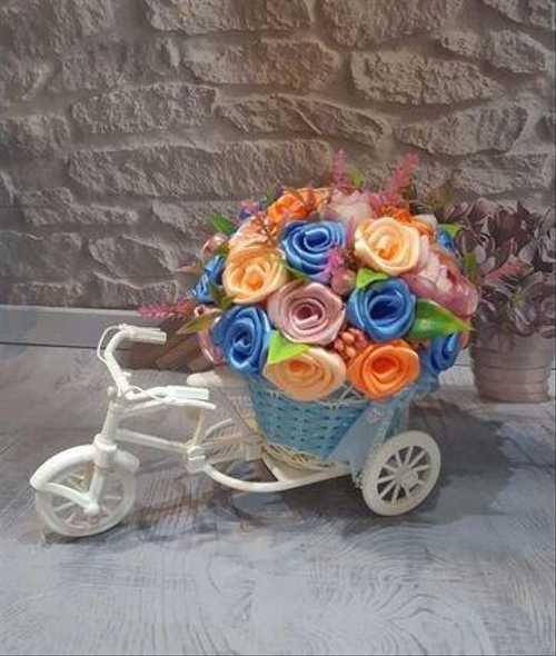 Кашпо-велосипеде с букетом. Декор