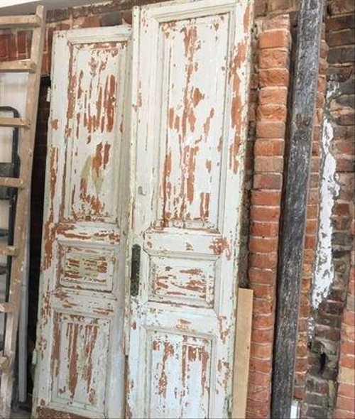 Деревянные старинные двери