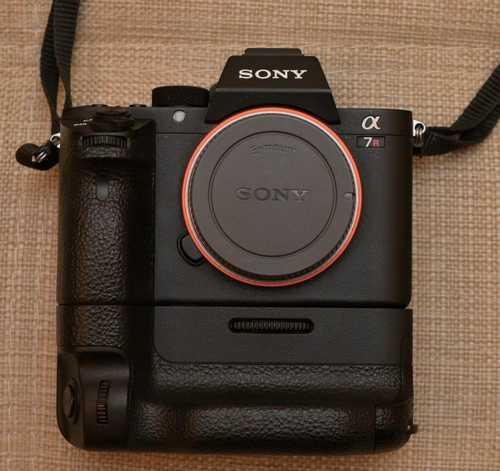 Sony a7r2 Body + бат. ручка Sony VG-2CEM