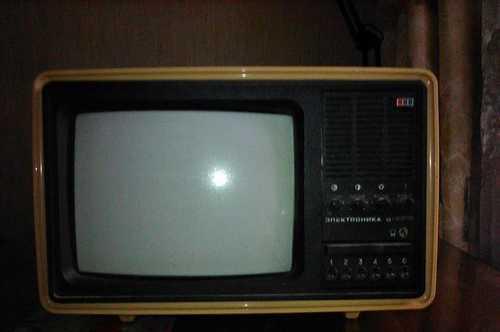 Советский переносной цветной телевизор